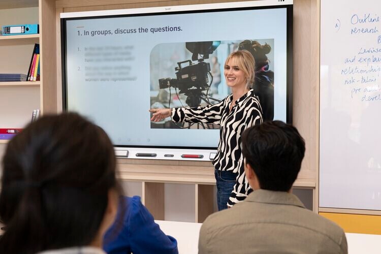 Our English course programmes and pricing | British Council